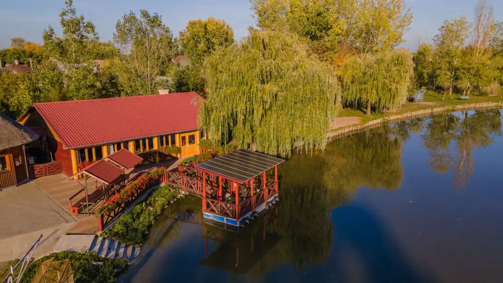 Tó közepére épült, mesebeli wellness szálloda: Sziget Hotel****, ahol ...