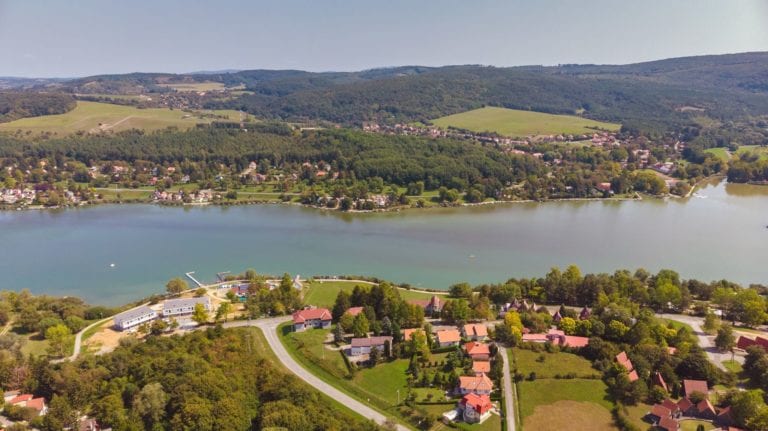Meleg vizű tavak Magyarországon: 12 hely, ahol tiszta víz, parkos ...