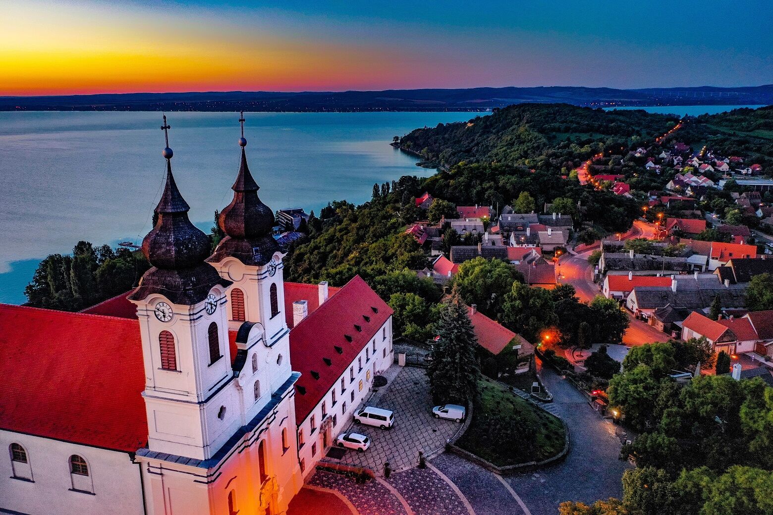 Vörösen pompázik a horizont – 12 hely Budapesttől a Balatonig, ahol a ...