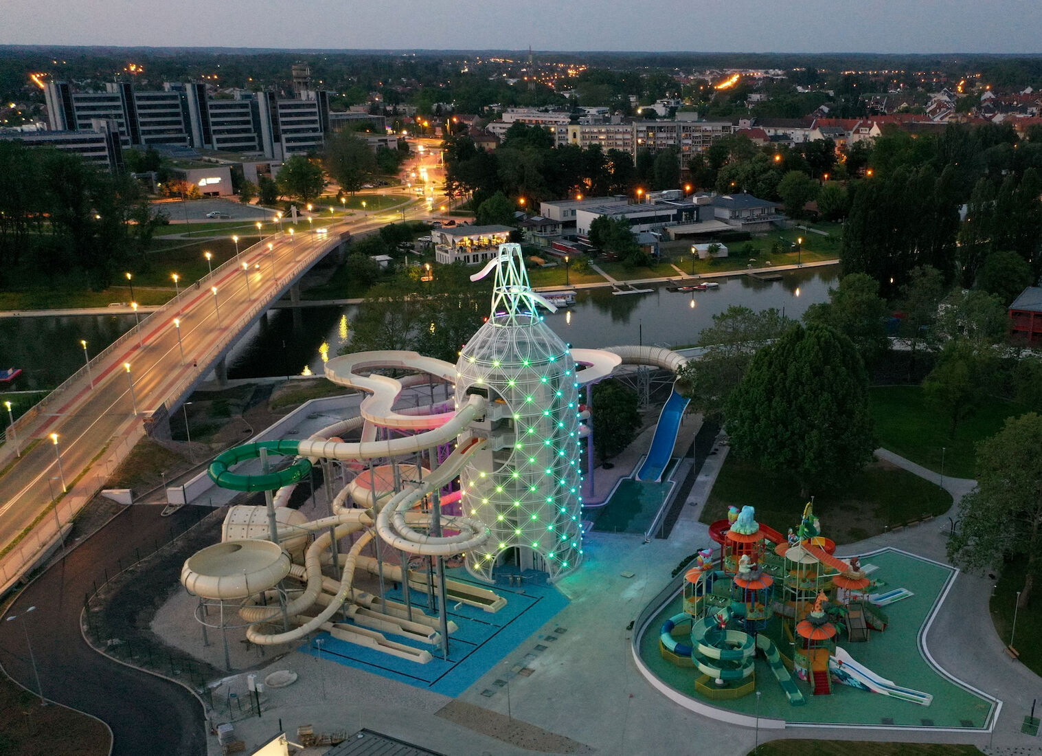 Csúszdatorony és japán szaunavilág vár a megújult győri fürdőben ...