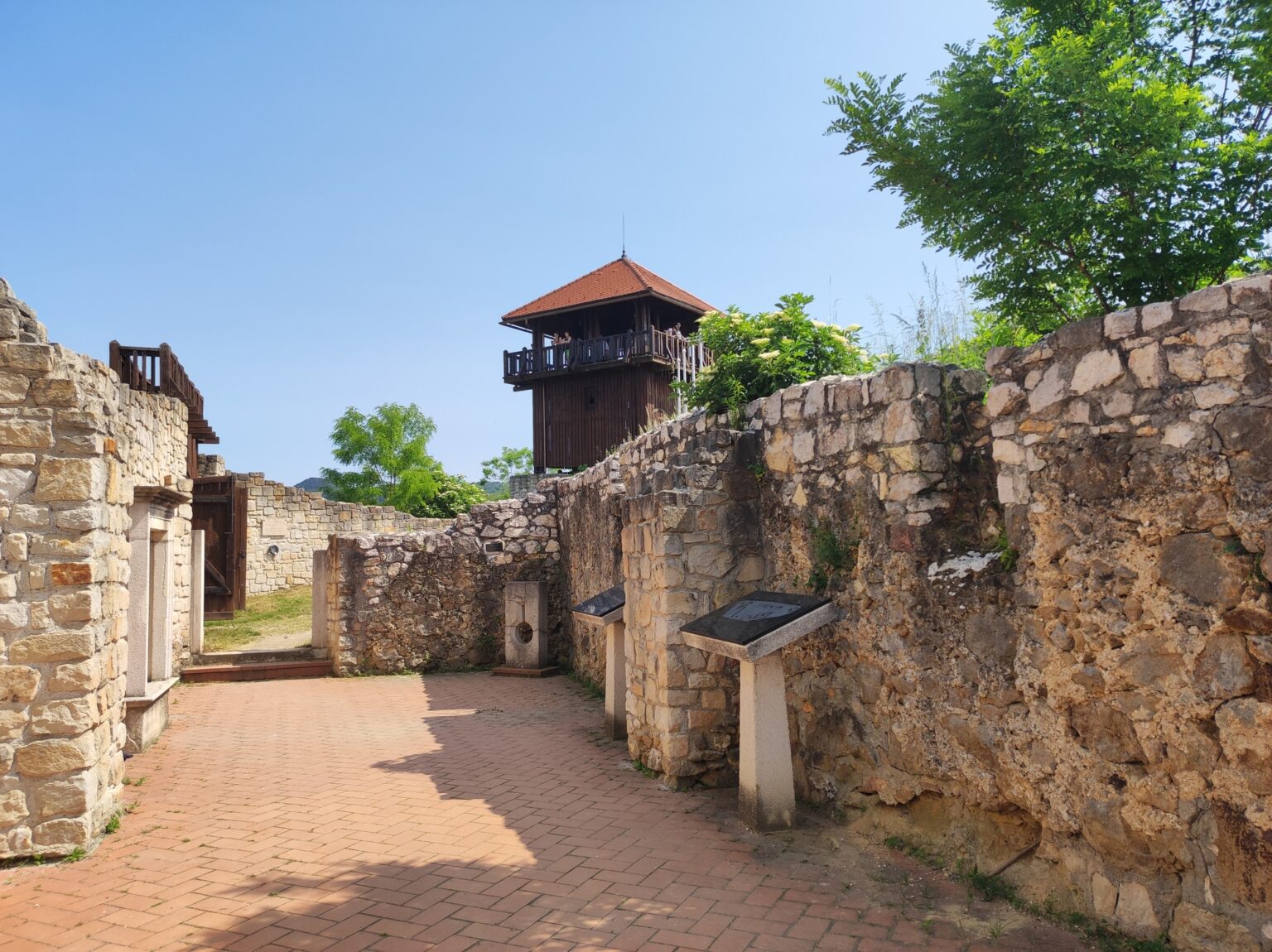 Szabadulj ki a városból! – A solymári vár és a Pilis kapujának titkos kincsei - Szallas.hu Blog